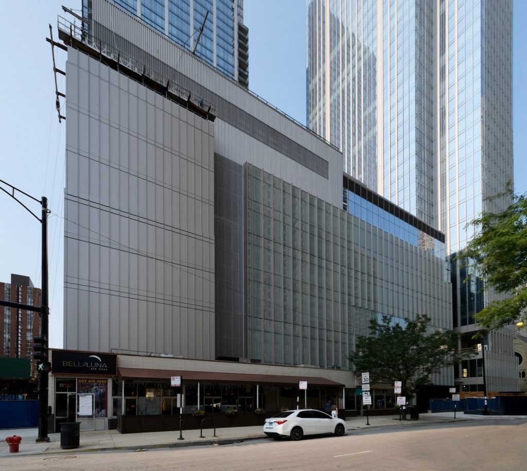 One Chicago's East Tower Tops Out in River North - Chicago YIMBY