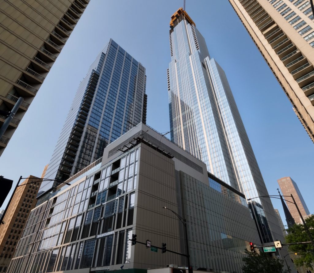 One Chicago's East Tower Tops Out in River North - Chicago YIMBY