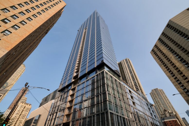 One Chicago's East Tower Tops Out in River North - Chicago YIMBY