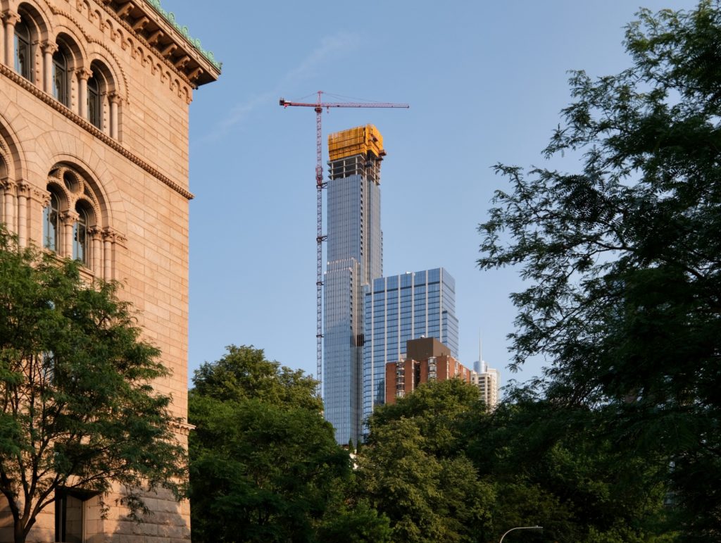 One Chicago's East Tower Tops Out in River North - Chicago YIMBY