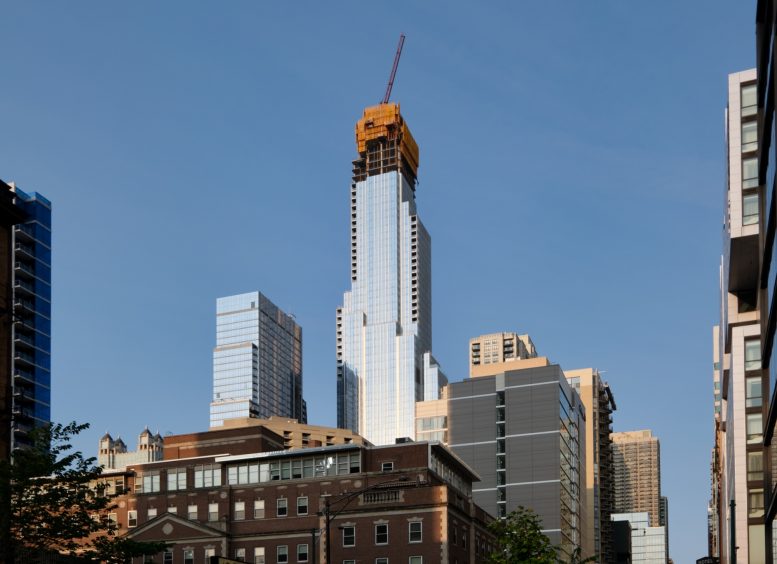 One Chicago's East Tower Tops Out in River North - Chicago YIMBY