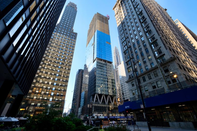 300 N Michigan Tops Out at 47 Stories in The Loop - Chicago YIMBY