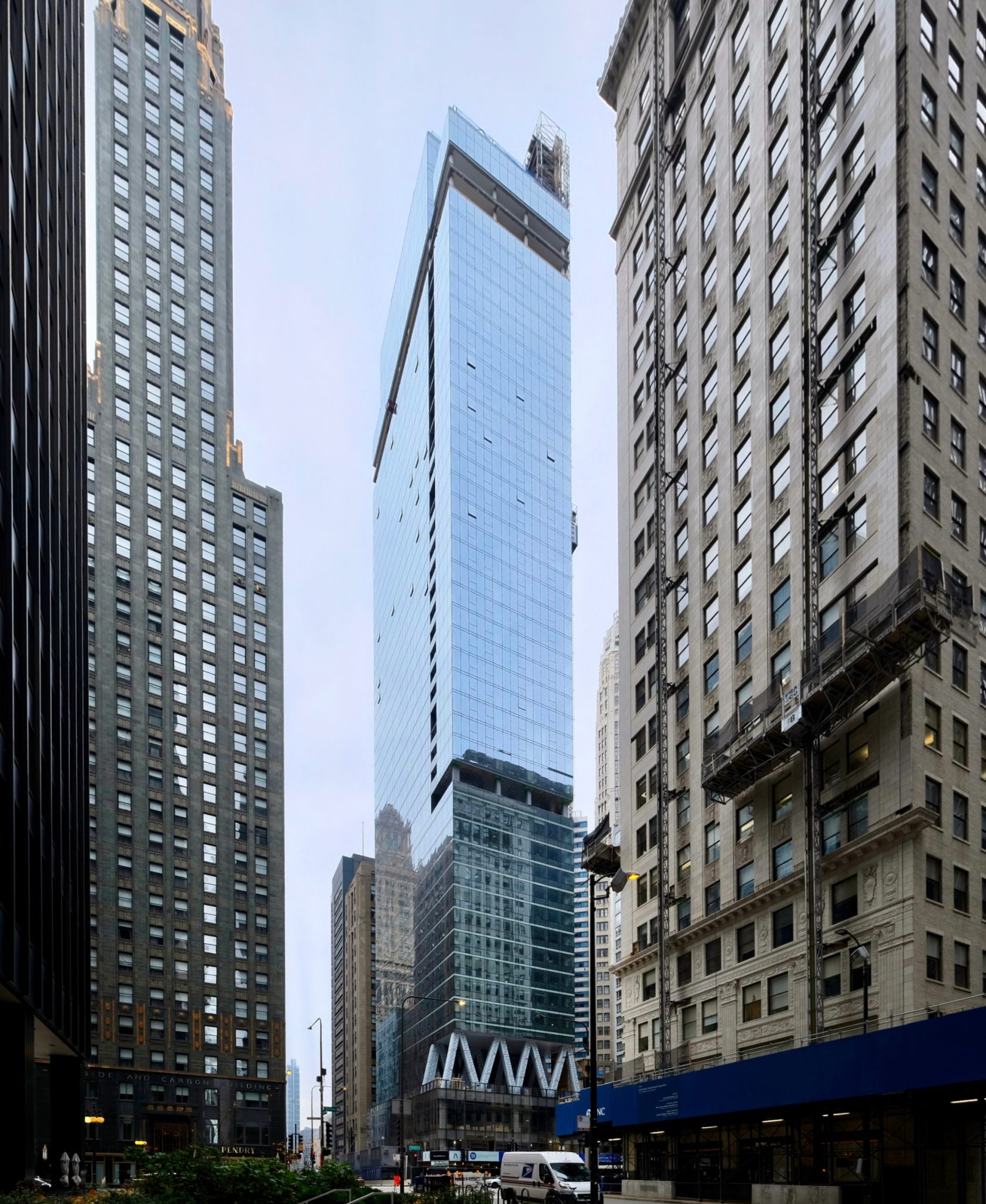 Facade Encloses Top of 300 N Michigan Skyscraper in The Loop - Chicago ...