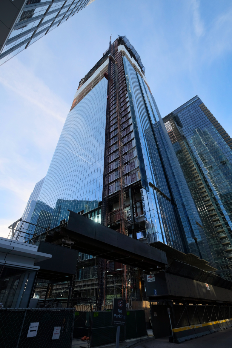 Salesforce Tower Chicago Eclipses Neighboring Wolf Point East ...