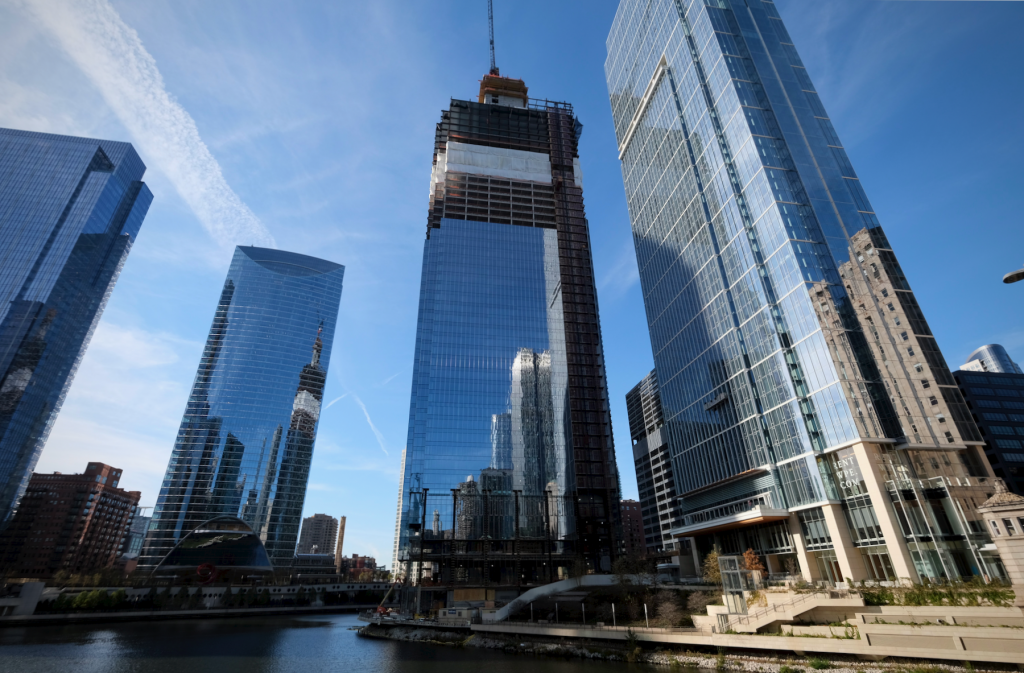 Salesforce Tower Chicago Eclipses Neighboring Wolf Point East ...