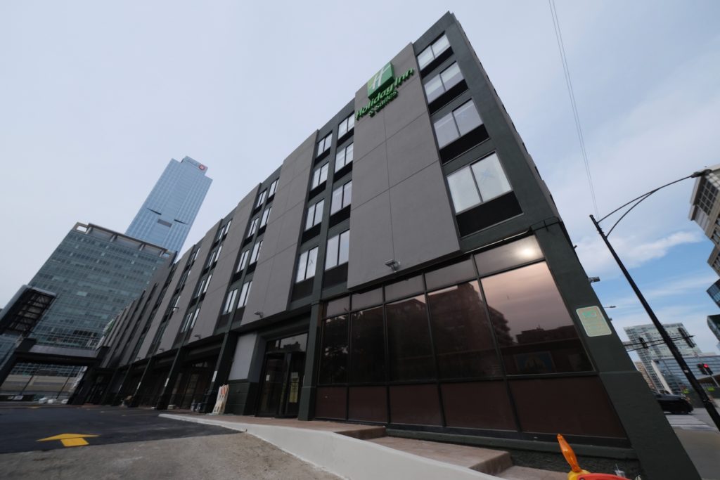 Holiday Inn & Suites Receives Dark Mode Makeover in West Loop Gate ...