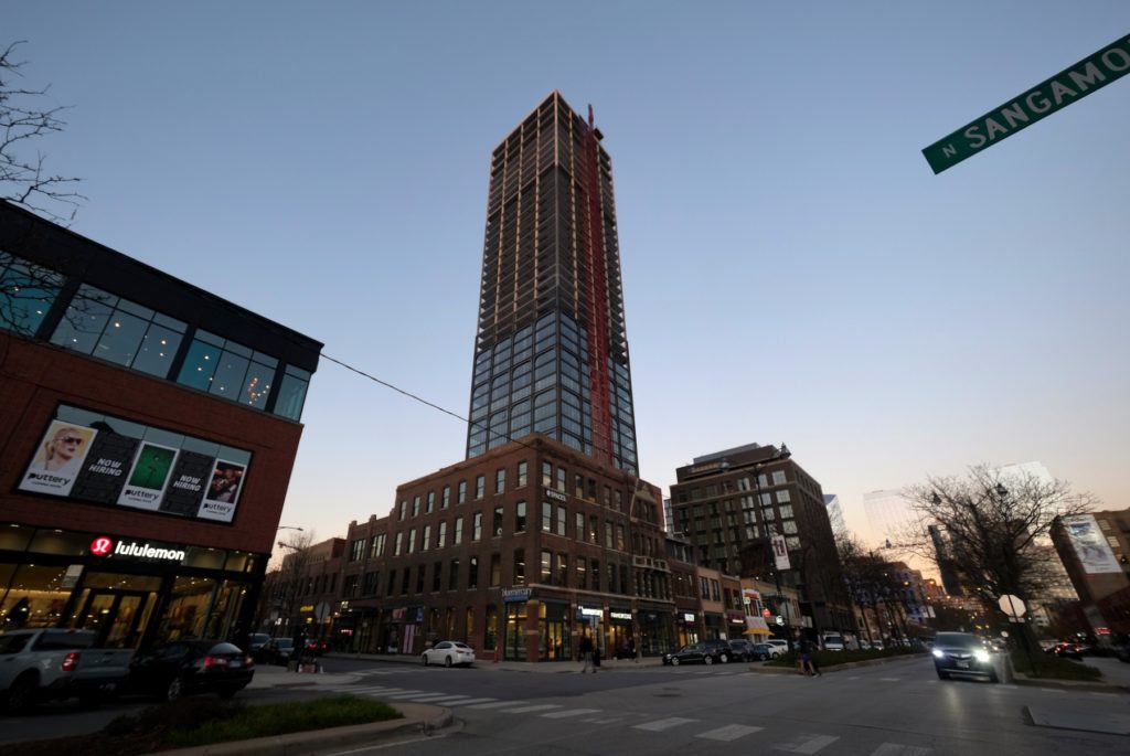 900 Randolph Street Tops Out in Fulton Market District - Chicago YIMBY