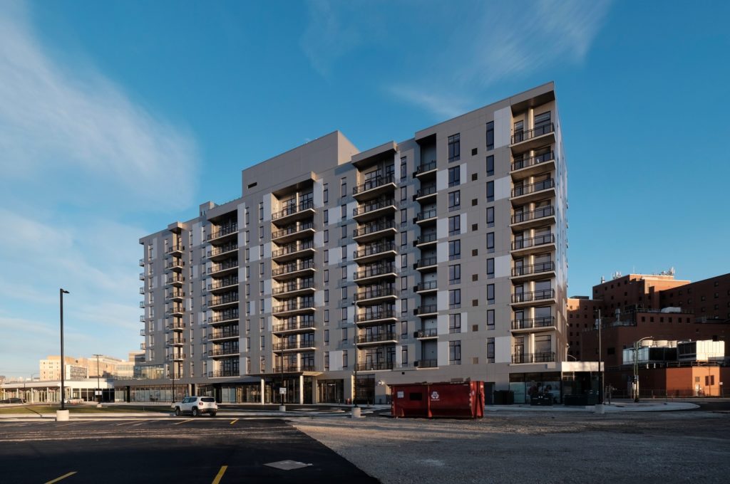 Cadence Apartments Wraps Up in Illinois Medical District - Chicago YIMBY