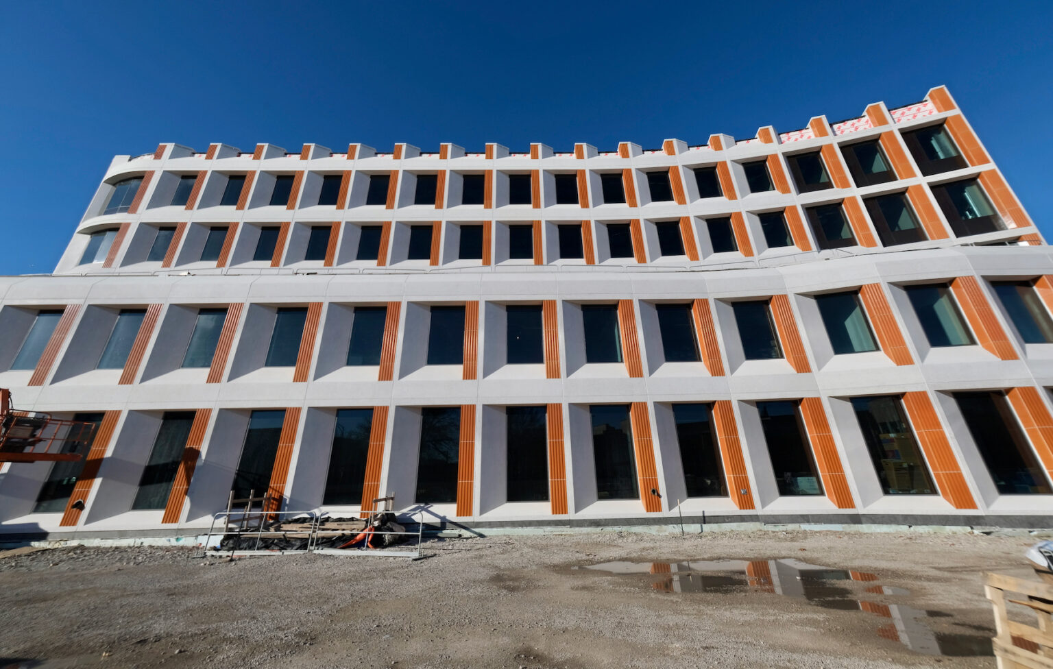 Connecting Atrium Fills Out for UIC's Computer Design Research and ...