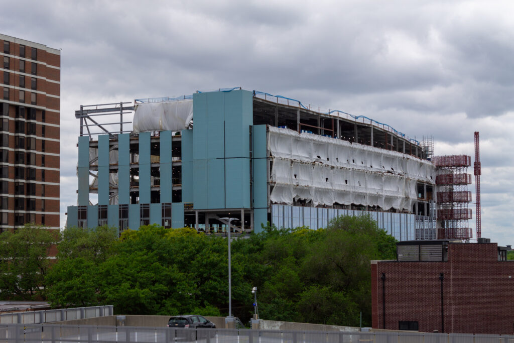 Façade work continues on Advocate Illinois Masonic Hospital addition in ...