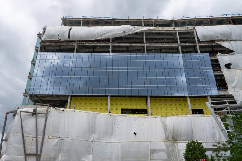 Façade work continues on Advocate Illinois Masonic Hospital addition in ...