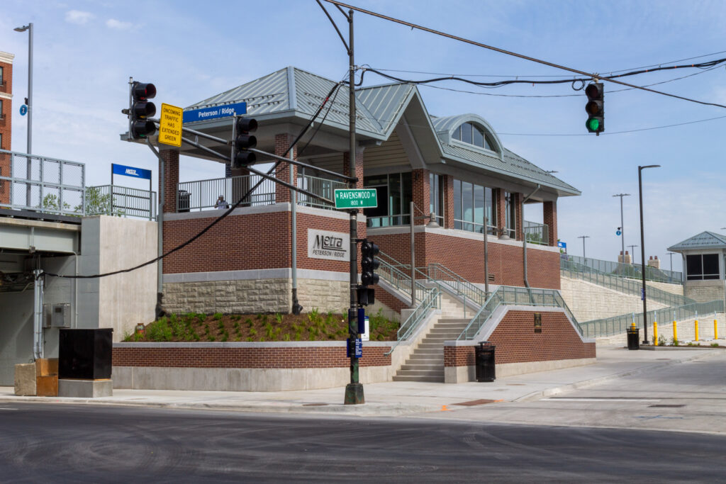 New Metra Peterson Ridge Station opens in Edgewater - Chicago YIMBY