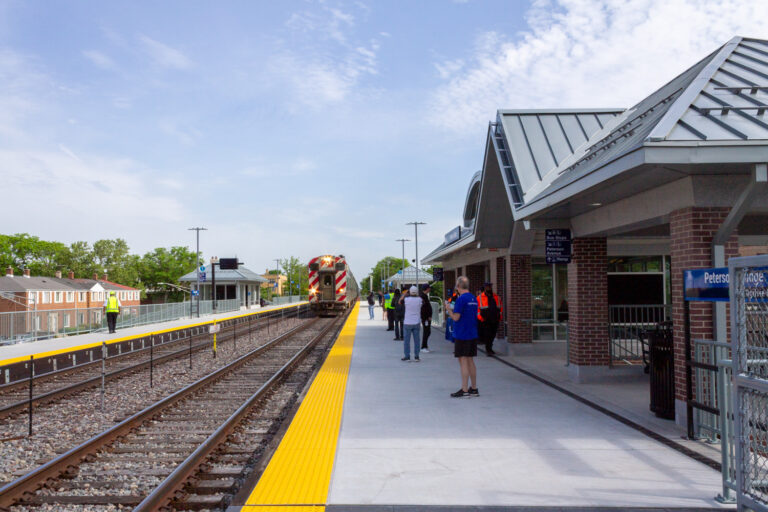 New Metra Peterson Ridge Station opens in Edgewater - Chicago YIMBY