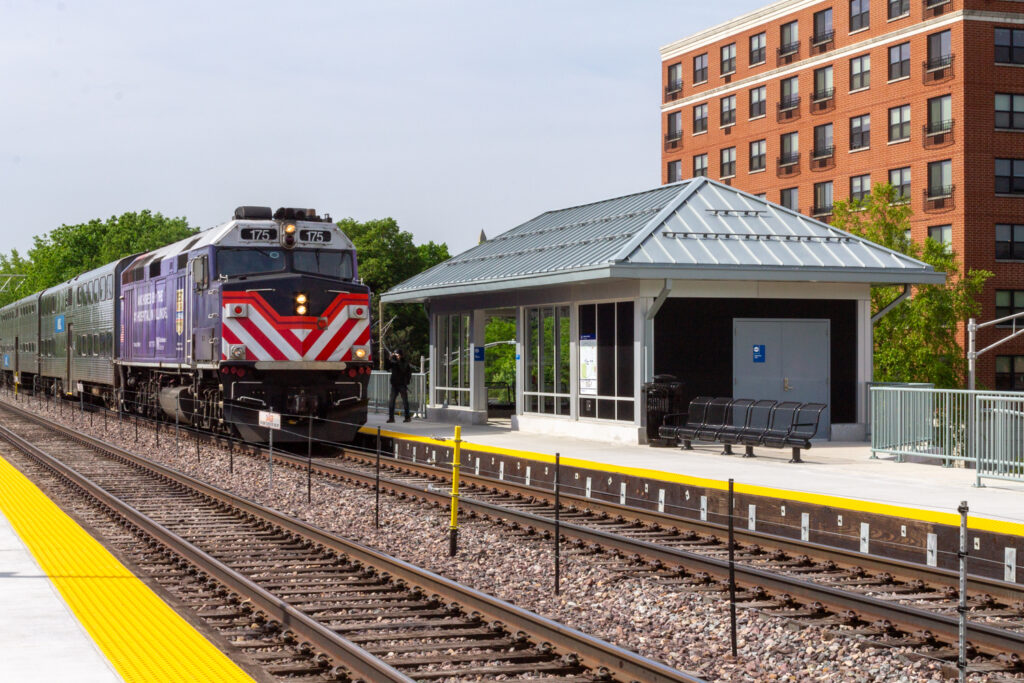 New Metra Peterson Ridge Station opens in Edgewater - Chicago YIMBY